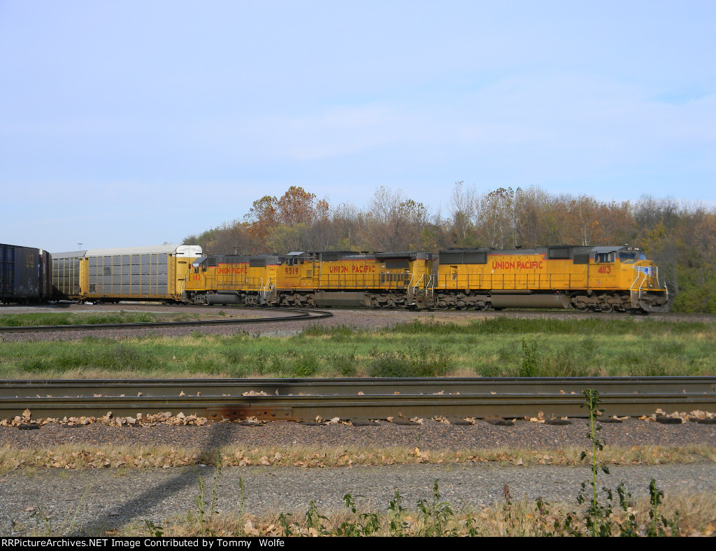 UP 4113 Backs its train into Alton and Southern Yard